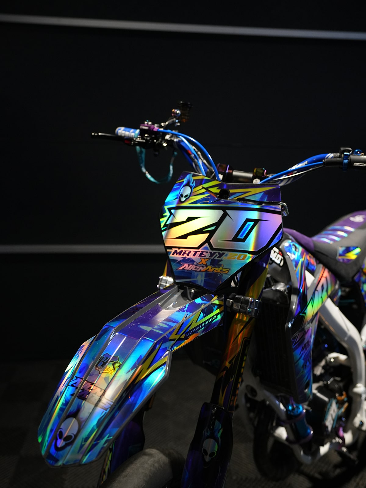 AlienArts - Kit Déco Moto Premium Holographique & Chrome